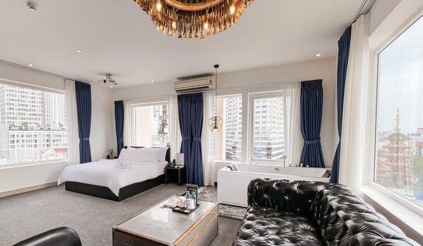 Quarto Duplo Romântico, Vista para a cidade | Com decoração personalizada, secretária, cortinas/cortinados opacos 