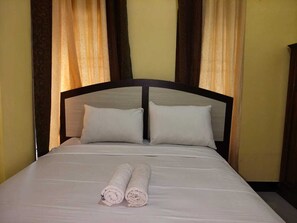 Quarto casal standard | Escrivaninha, espaço de trabalho para notebook, Wi-Fi de cortesia