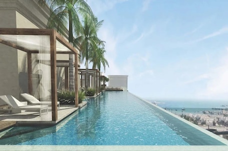 Piscina externa. The Plaza Doha, LXR Hotels & Resorts