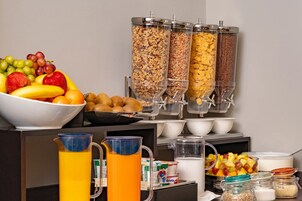 Café da manhã com buffet grátis todos os dias