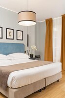 Quarto básico | Edredons de pluma, frigobar, cofres nos quartos, escrivaninha