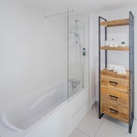 Quarto | Banheiro | Chuveiro, produtos de toalete biodegradáveis, secador de cabelo 