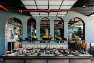 Pequeno-almoço tipo buffet diário (25 EUR por pessoa) 