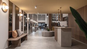 Um interior moderno com um corredor longo, área de estar e bar.