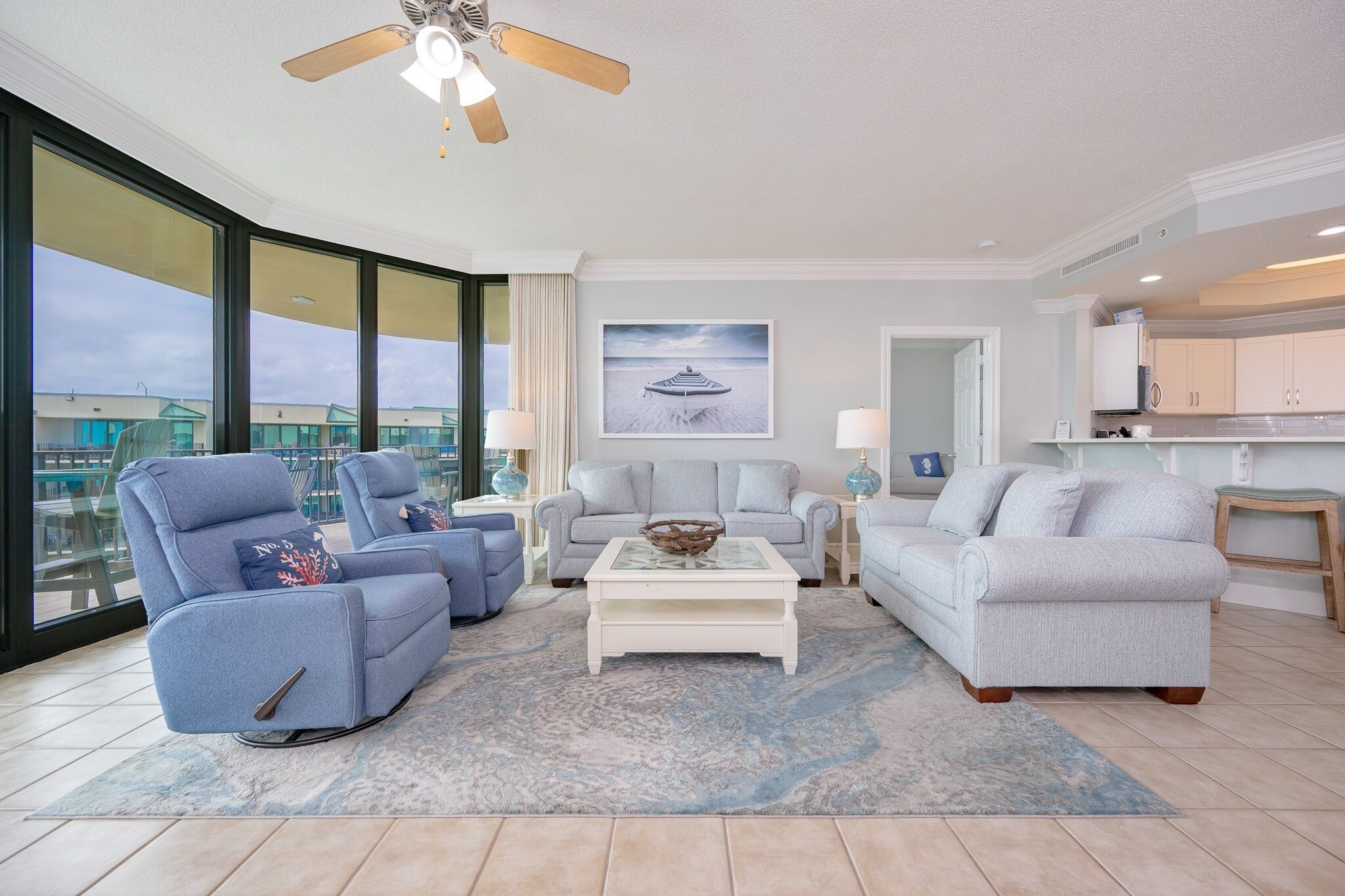 Condo, 3 quartos | Área de estar