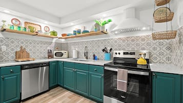Apartamento Deluxe em Condomínio Fechado | Cozinha privada | Um frigorífico/congelador grande, um micro-ondas, um forno