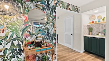 Apartamento Deluxe em Condomínio Fechado | Sala de estar | Smart TV de 55 polegadas com canais digitais