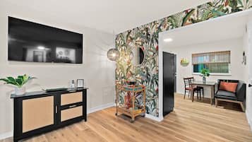 Apartamento Deluxe em Condomínio Fechado | Sala de estar | Smart TV de 55 polegadas com canais digitais