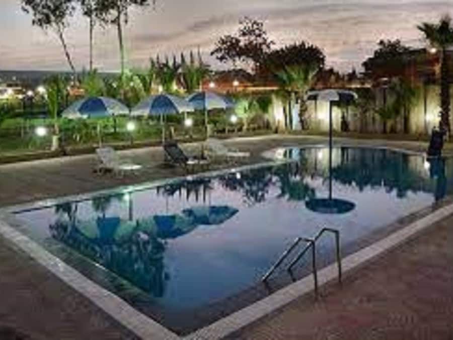 Piscina externa, guarda-sóis, espreguiçadeiras