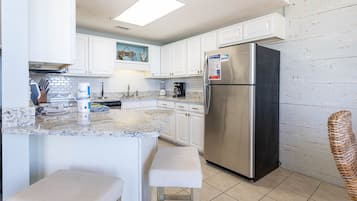 Apartamento em Condomínio Fechado, 1 quarto | Cozinha privada | Um frigorífico, um forno, uma cafeteira/bule