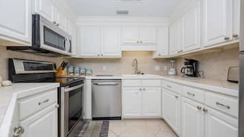 Apartamento em Condomínio Fechado, 1 quarto | Cozinha privada | Um frigorífico, um forno, uma cafeteira/bule