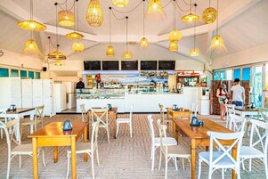 Na praia, areia branca, bar na praia 