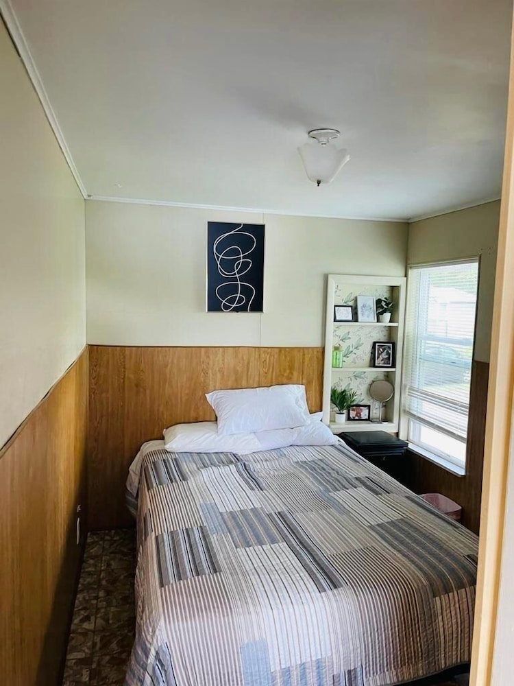 Escape To Romance: Discover Your Serene Retreat At Lake Victoria's Cozy Cabin - Minnesota