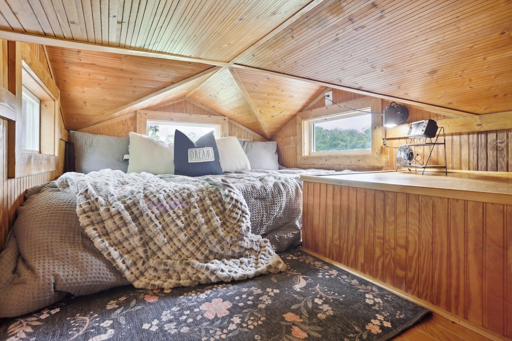 Pendergrass Tiny Home Cabin On Pond W/ Fire Pit! - Lake Lanier, GA