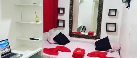 Quarto Económico | Cortinas/cortinados opacos, Wi-fi grátis, roupa de cama fornecida