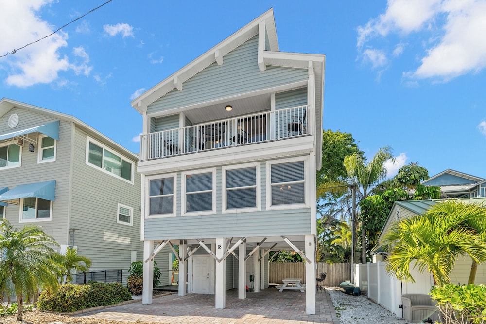 Sunset Beach House By Distinctive Beach Rentals - St. Petersburg, FL
