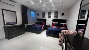 Quarto casal standard | Roupas de cama premium, cofres nos quartos, quartos à prova de som