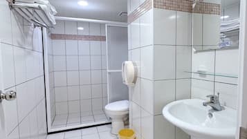 Quarto Familiar | Casa de banho | Um polibã, um secador de cabelo, toalhas fornecidas