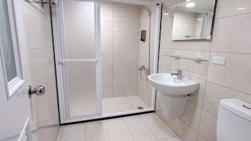 Quarto Empresarial | Casa de banho | Um polibã, um secador de cabelo, toalhas fornecidas
