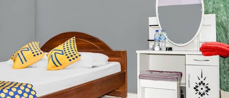 Quarto casal econômico | Espaço de trabalho para notebook, Wi-Fi de cortesia, roupa de cama