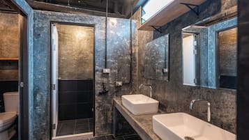 Quarto solteiro básico | Banheiro | Chuveiro/banheira combinados, chuveiro com efeito de chuva