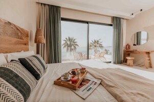 Suíte superior, vista para o mar | 1 quarto, roupas de cama premium, frigobar, Wi-Fi de cortesia