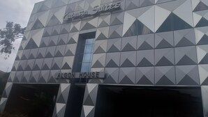 Um edifício com fachada geométrica e o nome "Algon House" visível.