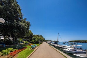 Apartamento Familiar, v ários quartos, em frente ao mar (Seafront Apartment Nana 2) | Marina