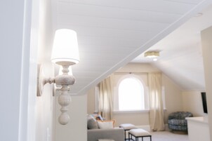 Quarto lua de mel | Área de estar | Smart TV 32 polegadas com canais a cabo