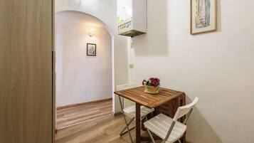 Apartamento Comfort | Cozinha privada | Um frigorífico, um micro-ondas, um forno, uma placa de cozinha