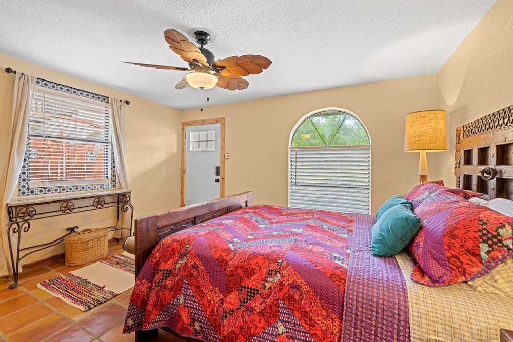 Charming Old World Spanish Casita - Kerrville, TX