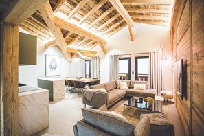 Apartamento Signature | Sala de estar | Smart TV, piso aquecido, escritórios 