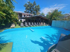 Apartamento família, para não fumantes, vista para a piscina | Roupas de cama de algodão egípcio, roupas de cama premium