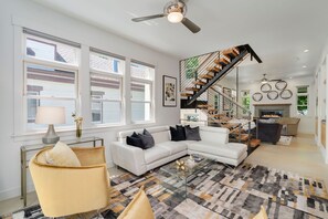 Casa, várias camas, pátio, vista para o jardim (616 Peterson St*) | Sala de estar | TV de ecrã plano, lareira 