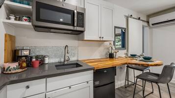 Apartamento, 1 cama queen-size, sauna (620 Mathews St. (Unit 100)) | Cozinha privada | Um frigorífico, um micro-ondas, uma cafeteira/bule