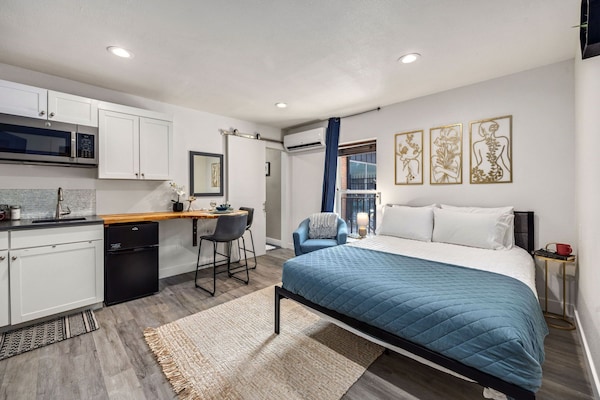 The Fox Den In Old Town! Pool, Sauna & Game Room - Colorado State University, Fort Collins