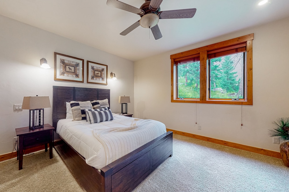 Inviting Mountain Cabin With Skiing, Fireplace, Balcony, Hot Tub, & W/d - Breckenridge, CO