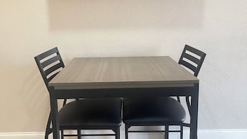 Quarto Duplo Básico | Secretária, Wi-fi grátis, roupa de cama fornecida
