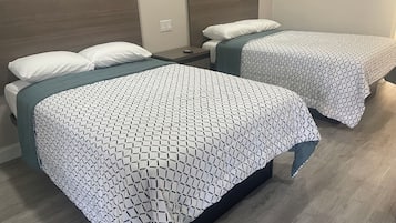 Quarto Duplo Básico | Secretária, Wi-fi grátis, roupa de cama fornecida