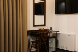 Quarto casal ou duplo luxo | Escrivaninha, quartos à prova de som, ferros/tábuas de passar roupa