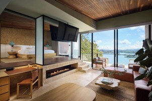 Uma sala de estar moderna com lareira, um sofá, uma mesa de centro e uma televisão.