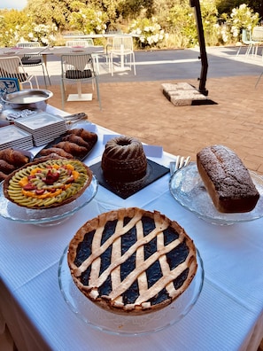 Café da manhã completo grátis todos os dias