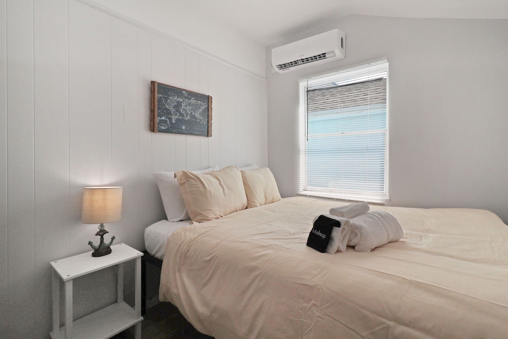 Steps From The Beach! Free Parking! Grill! Beach Essentials! - Clearwater Beach, FL