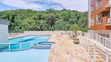 Apartamento Tradicional | Piscina | Piscina exterior, da(s) 9:00 à(s) 22:00, guarda-sóis, espreguiçadeiras