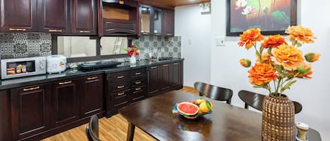 Minifrigorífico, um micro-ondas, uma placa de cozinha