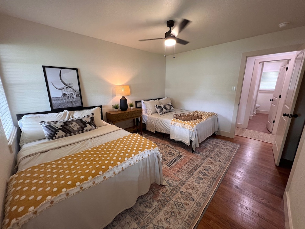 3br Gem W/ Backyard Close To Square - Decatur, TX