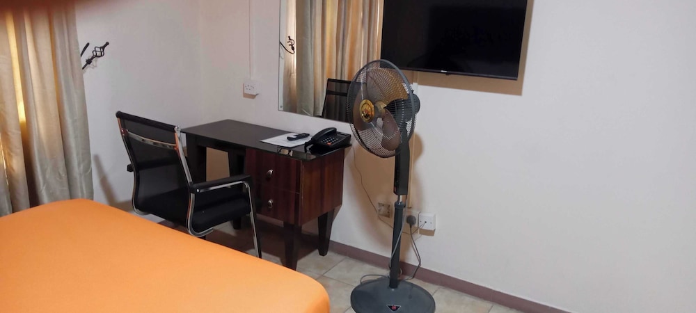 A 2-minute Drive From The Spar Market.
Friendly And Calm Environment - Lagos