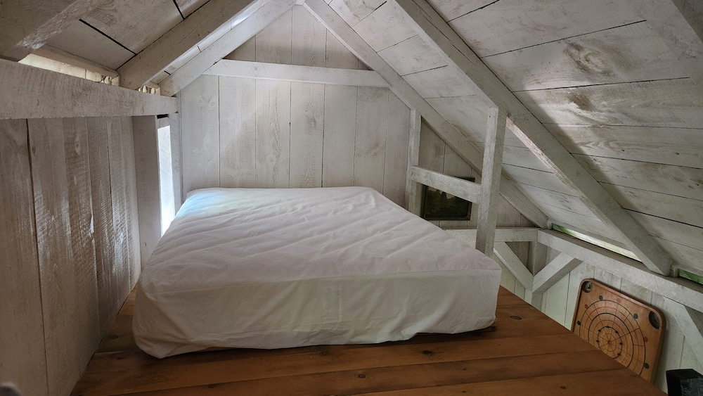 Secluded Muskoka Glamping Cabin With Private Lake & Trails - Ontario 60