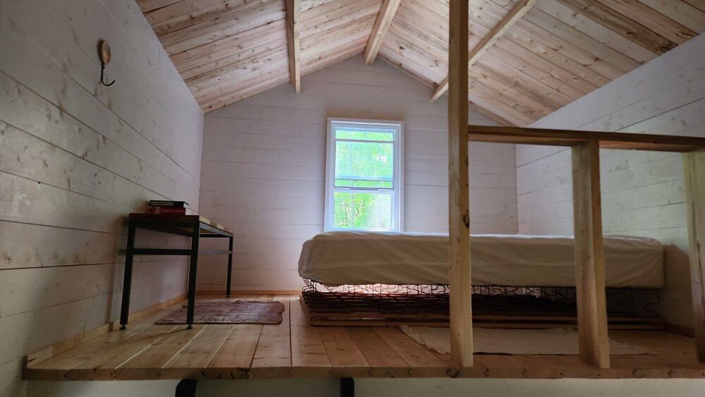 Secluded Muskoka Glamping Cabin With Private Lake & Trails - Algonquin Provincial Park