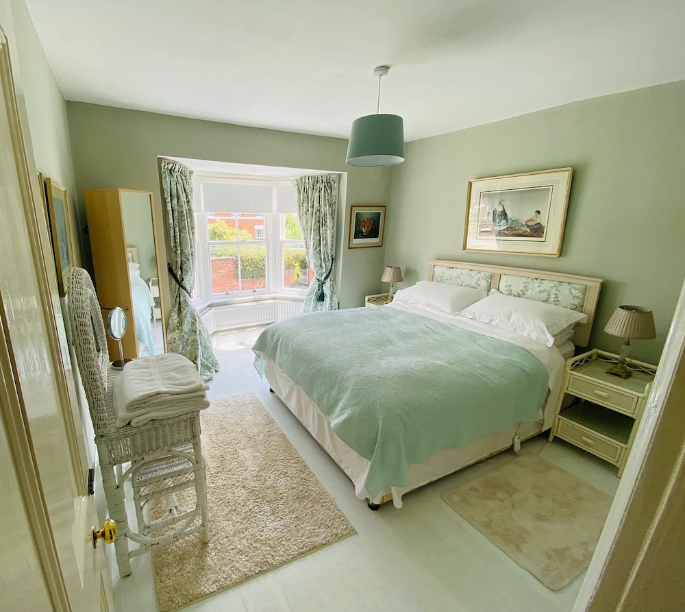 Holt, Wrexham nr Chester, welcoming, historical, 3 dbl bedrooms S/C ...